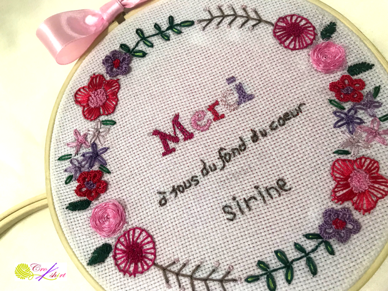 Broderie murale Merci brodé à la main - Serena Crochet