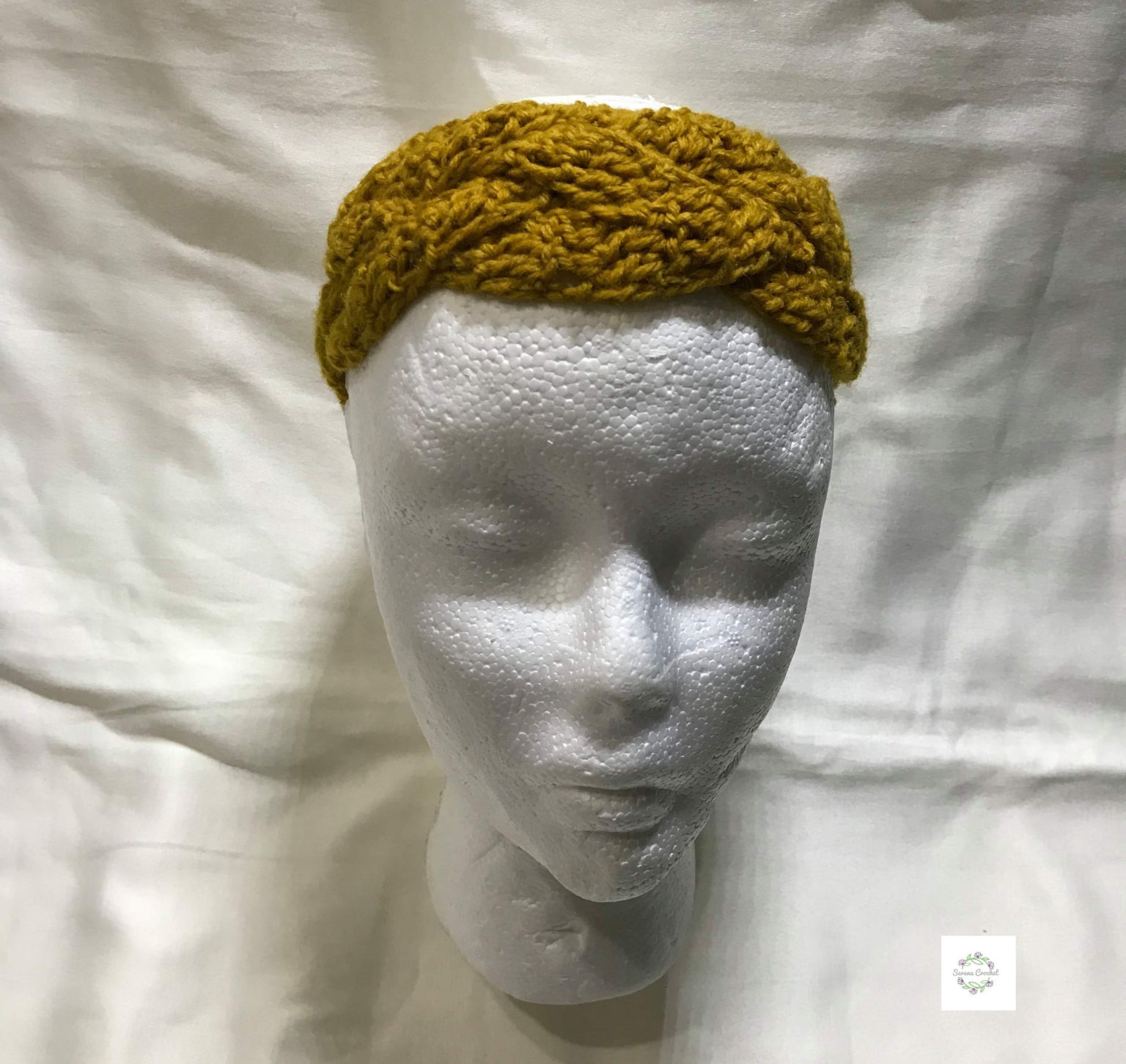 Cache oreille au crochet la tresse à quatre brins - Serena Crochet