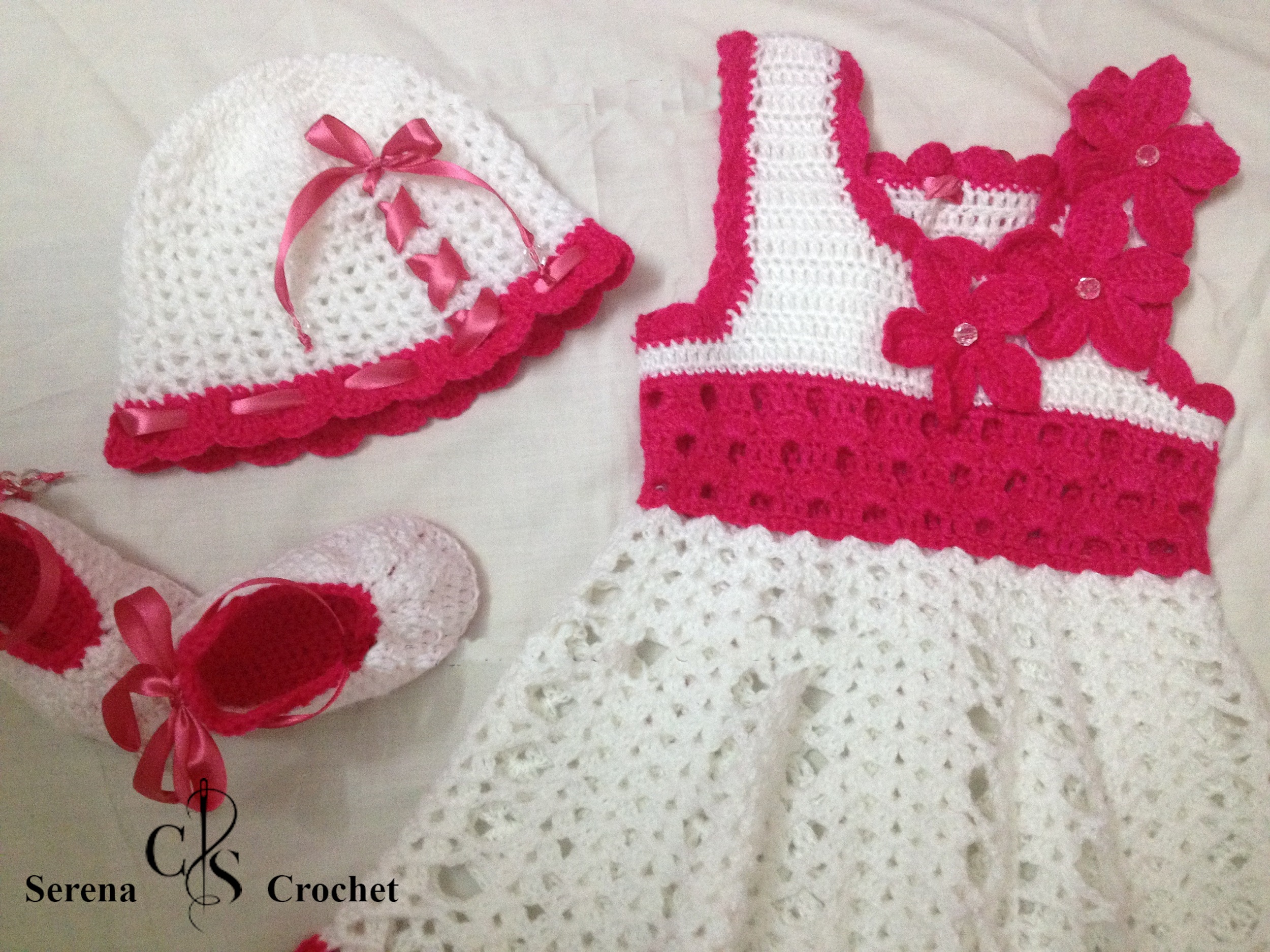 Ensemble bébé mignon au crochet blanc et rose fushia - Serena Crochet